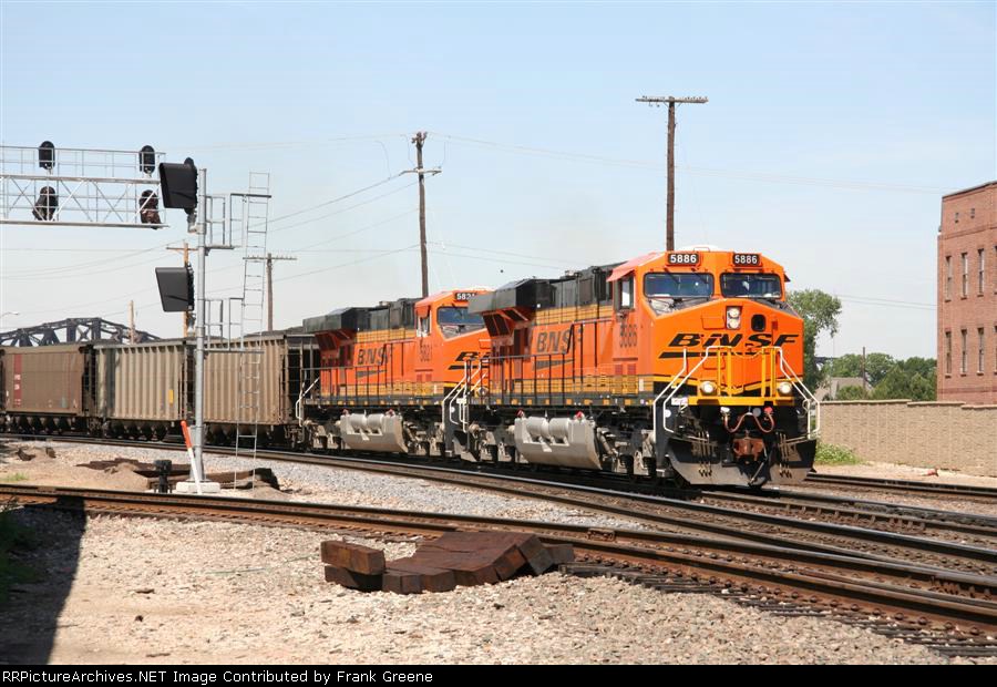 BNSF 5886 southbound with a loaded Scherer coal train.